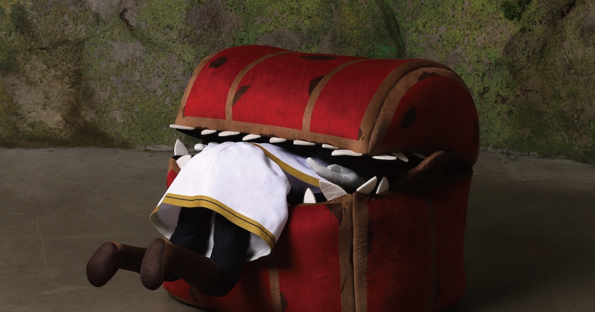 「葬送のフリーレン」ミミック＆食べられかけているフリーレンのビッグぬいぐるみ - コミックナタリー