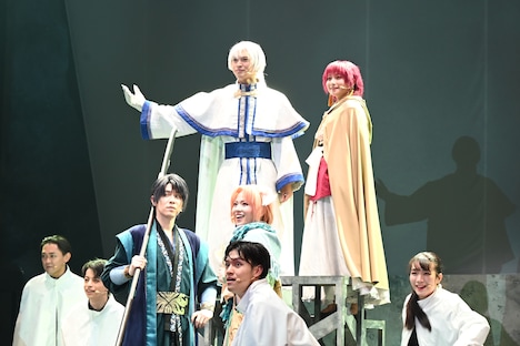 「ミュージカル『暁のヨナ』」公開ゲネプロより。上段の白髪のキャラクターが、木原瑠生演じるキジャ。