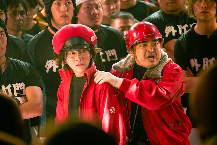 映画「はたらく細胞」の新規場面写真より、板垣李光人演じる新米赤血球と、加藤諒演じる先輩赤血球。 映画「はたらく細胞」の新規場面写真、総勢