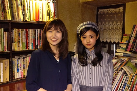 酒井麻衣（左）と原菜乃華（右）。