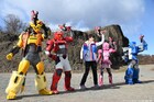映画「機界戦隊ゼンカイジャー」新写真到着、人間1人とロボ4体が並んで変身