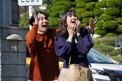 左から渡辺邦斗、新川優愛。