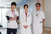 左から岡田将生、菜々緒、中井貴一。