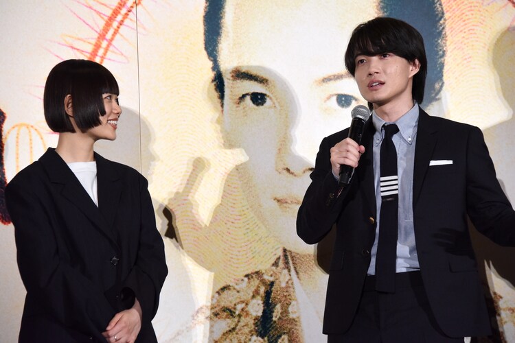 左から杉咲花、神木隆之介。 「大名倒産」神木隆之介は桜田通を逃がさない、松山ケンイチはずっとカメラ目線 [画像・動画ギャラリー 18 27