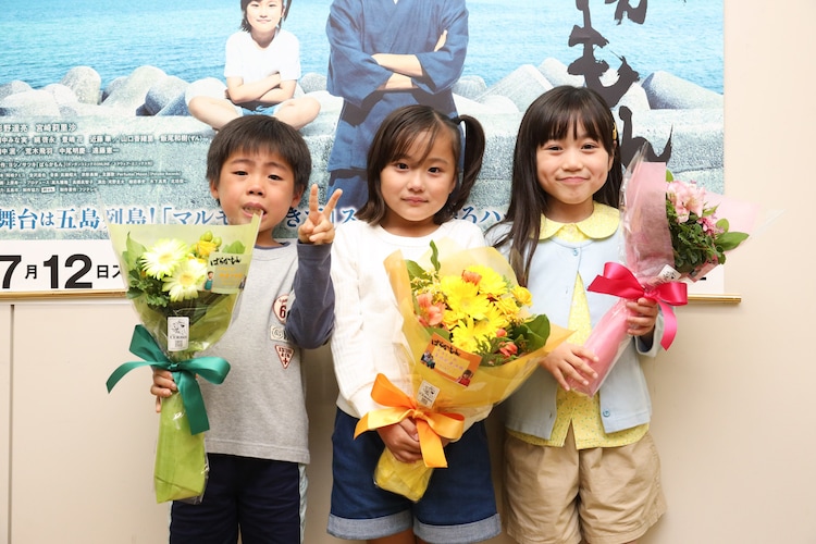 左から加藤叶和、宮崎莉里沙、寺田藍月。 杉野遥亮がフォトアルバムを手に涙、「ばらかもん」は“かけがえのないもの” [画像ギャラリー 8 8
