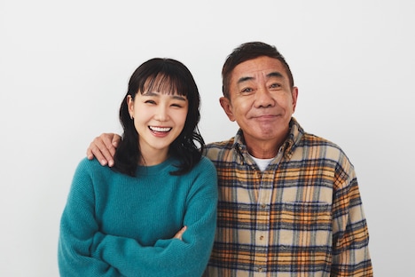 左から奈緒、木梨憲武。