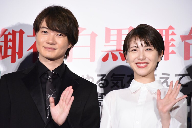 左から神木隆之介、浜辺美波。 「ゴジラ 1 0」神木隆之介、渡米中の山崎貴に劇場の拍手と歓声届ける「世界の貴ー!」 [画像・動画ギャラリー
