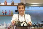 遠藤憲一が自炊に挑戦、料理本を見ながらおにぎり・味噌汁・肉じゃがを作る