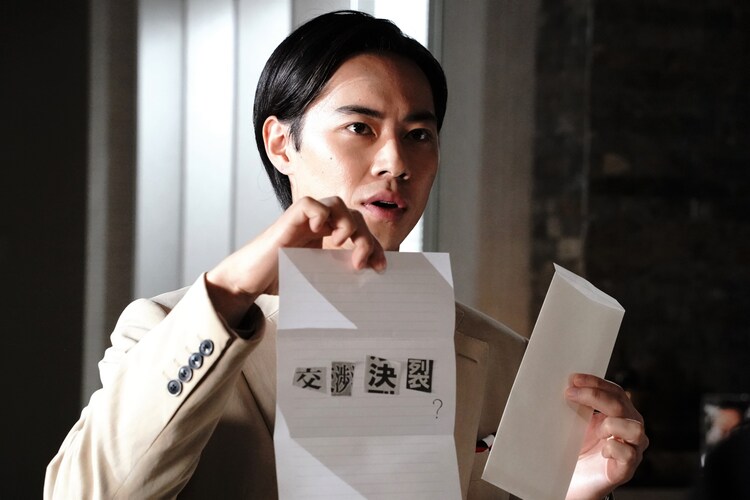 「スオミの話をしよう」場面写真 長澤まさみ主演「スオミの話をしよう」ヘルシンキで上映、三谷幸喜が登壇「待っててね!」 画像・動画