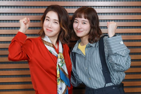 左から筒井真理子、堀田真由。
