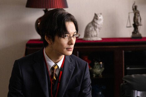 「アングリースクワッド 公務員と7人の詐欺師」場面写真
