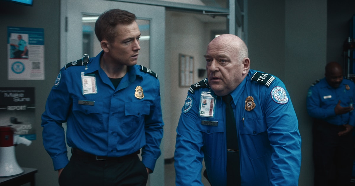 Netflixでタロン・エジャトン出演「セキュリティ・チェック」配信、脅迫された空港保安官が奮闘 - 映画ナタリー