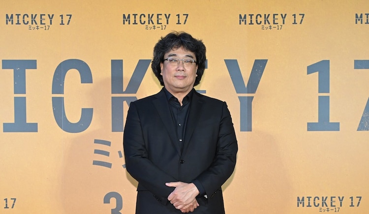「ミッキー17」の監督ポン・ジュノ - 「ミッキー17」BD+DVD発売、ポン・ジュノ「特典映像も楽しんでほしい」 [画像・動画ギャラリー 4/8] - 映画ナタリー