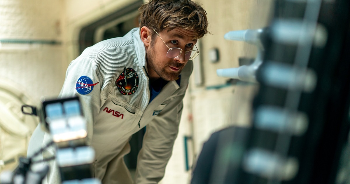 「プロジェクト・ヘイル・メアリー」場面写真。ライアン・ゴズリング演じる主人公グレース [画像・動画ギャラリー 4/13] - 映画ナタリー