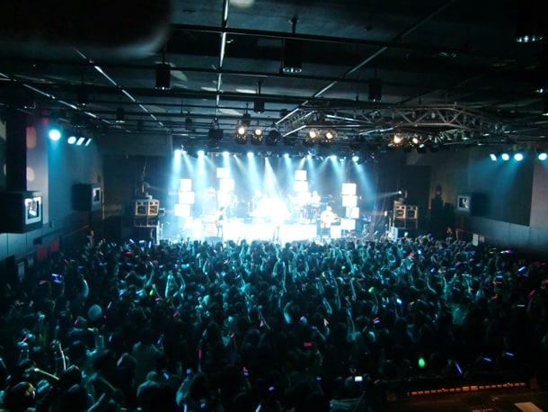 写真は1月11日の名古屋CLUB DIAMOND HALL公演の様子。会場は大勢のファンで埋めつくされた。 - 鈴村健一、1stアルバム携えた ...