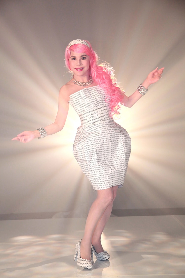 JAMOSA新曲PV、デヴィ夫人がピンク髪の歌姫になって熱唱 - 音楽ナタリー