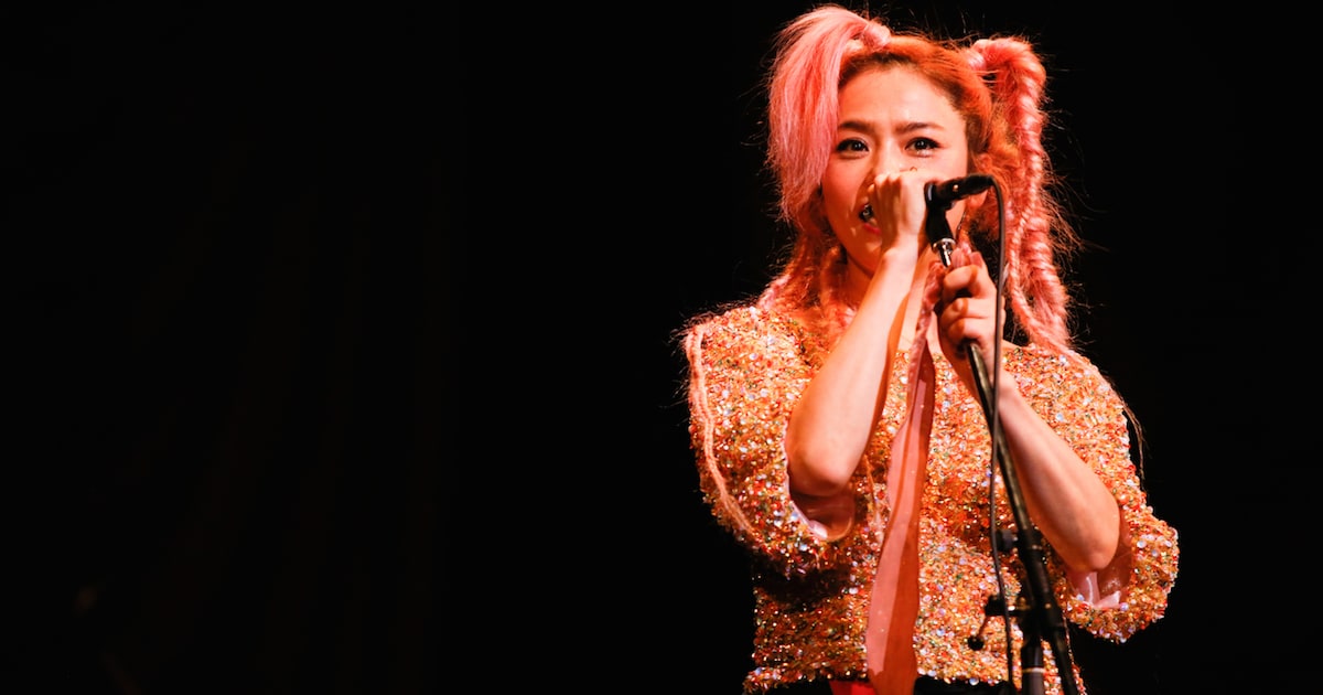 Chara、“いろんな人との関係が思い出せる”ベストを歌い尽くした一夜 - 音楽ナタリー