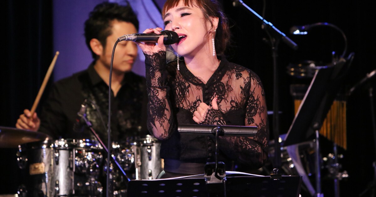 AZU、10周年ライブで一般男性との結婚報告 - 音楽ナタリー