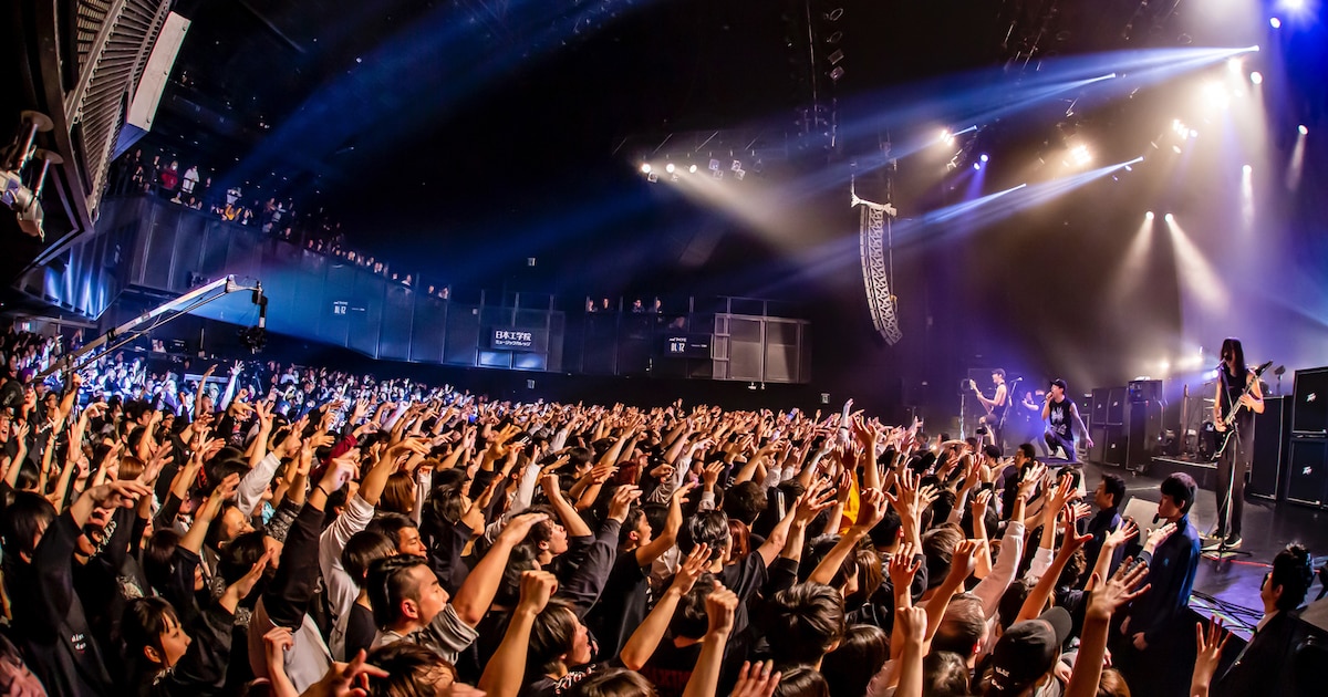 “教祖”のようなCrystal Lake、満員のBLITZで初ワンマン「バンドは宗教みたいなもの」（ライブレポート / 写真19枚） - 音楽ナタリー