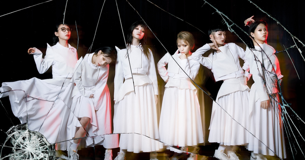 BiSH、サインを入れたニューアルバムを“破壊盤”にしていく様子を公開（動画あり） - 音楽ナタリー