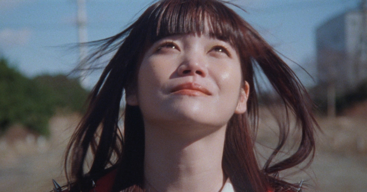 BiSHが再び馬糞まみれに、吉井和哉プロデュースのラストシングル「Bye-Bye Show」MV公開（動画あり） - 音楽ナタリー