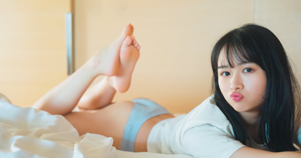 日向坂46上村ひなの、Tシャツ×ランジェリーのキュートな写真公開 - 音楽ナタリー