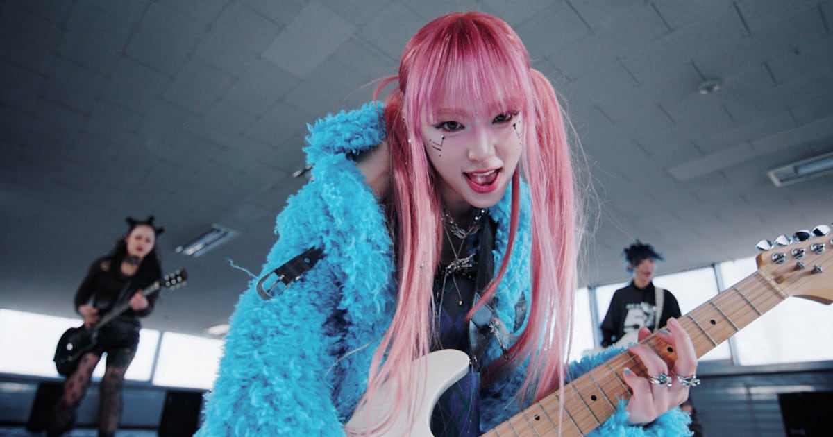 バンドスタイルのYENA、「DNA」MVでギターかき鳴らす（動画あり） - 音楽ナタリー