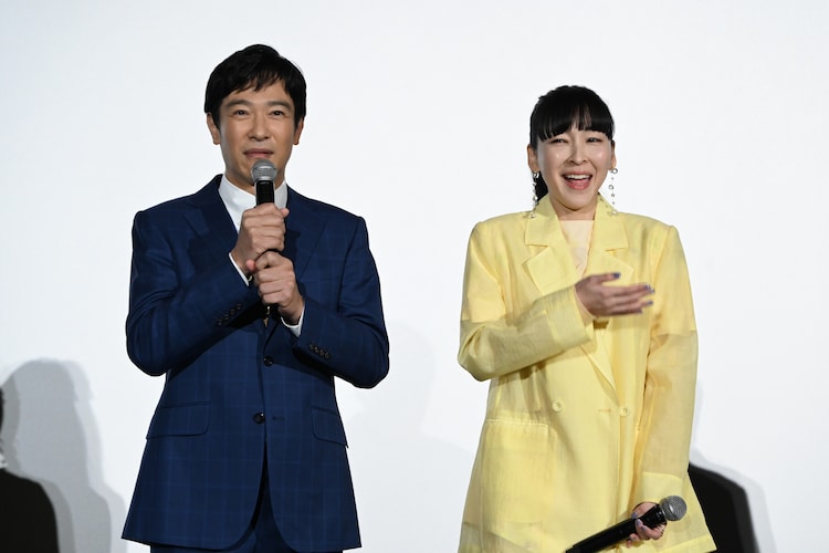 左から堺雅人、麻生久美子。 マカロニえんぴつ「fly!/フライ!」舞台挨拶の登場、“月へ行く”ぐらいの大きな挑戦は [画像・動画ギャラリー