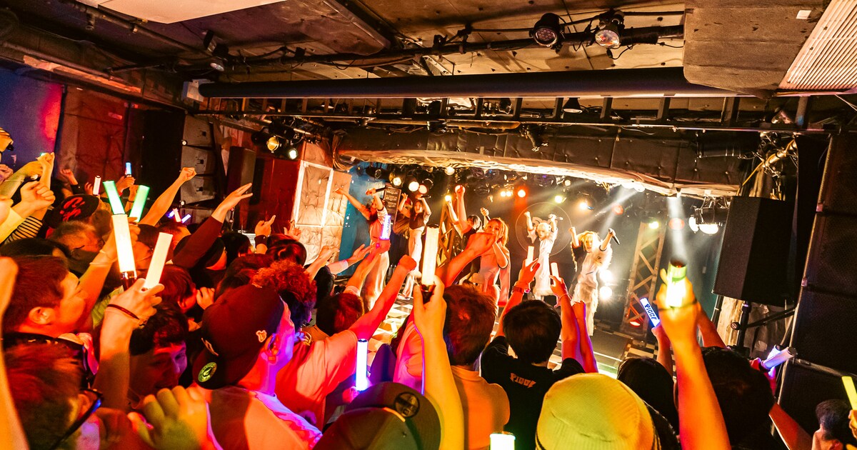 自給自足のBiS！インディーズ回帰のPIGGS！新宿LOFTで汗だく競演（ライブレポート / 写真24枚） - 音楽ナタリー