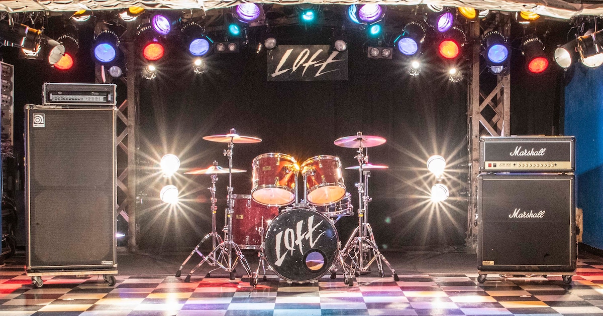 新宿LOFTがアクスタ化、市松模様のステージを自宅に - 音楽ナタリー