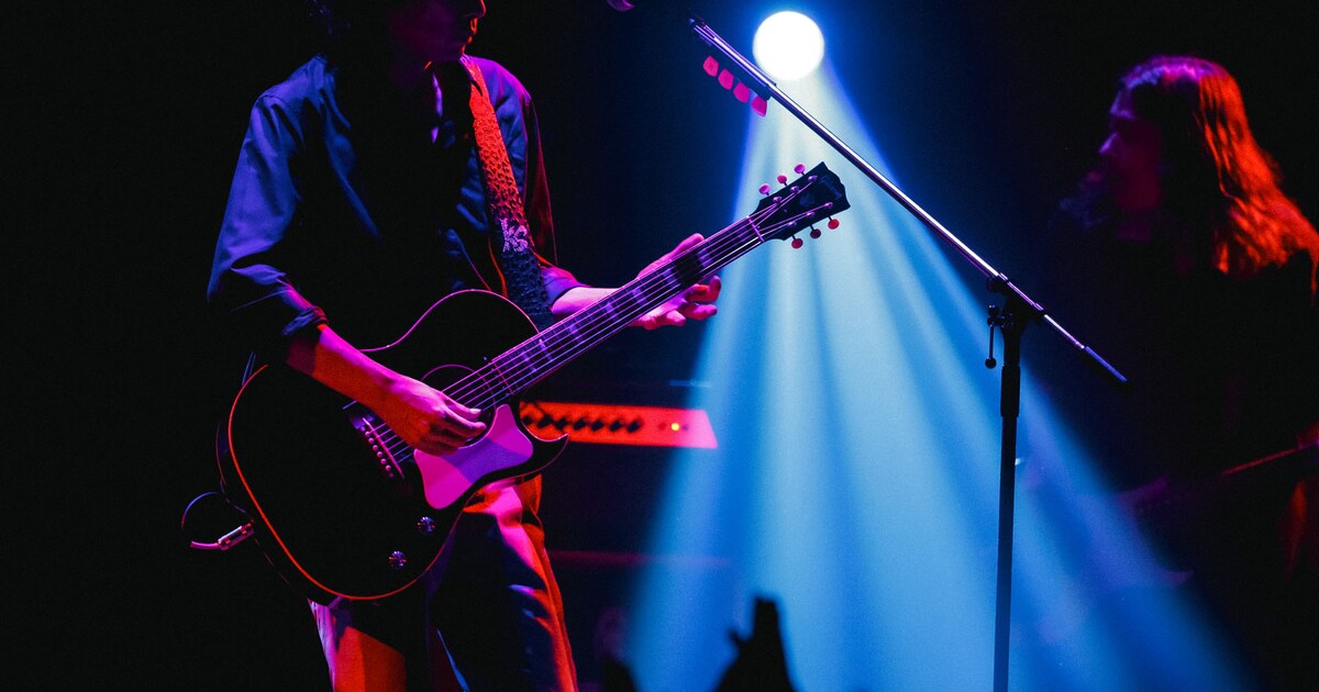 「岡村和義 LIVE TOUR 2024 "OKAZ TIME"」より。（撮影：岡田貴之） [画像ギャラリー 6/6] - 音楽ナタリー
