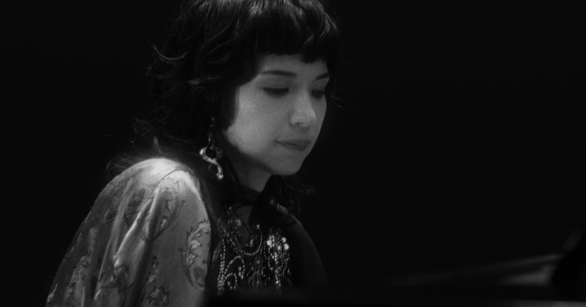 Superflyがピアノで弾き語る、新曲「Charade」のミュージックビデオ公開（動画あり） - 音楽ナタリー