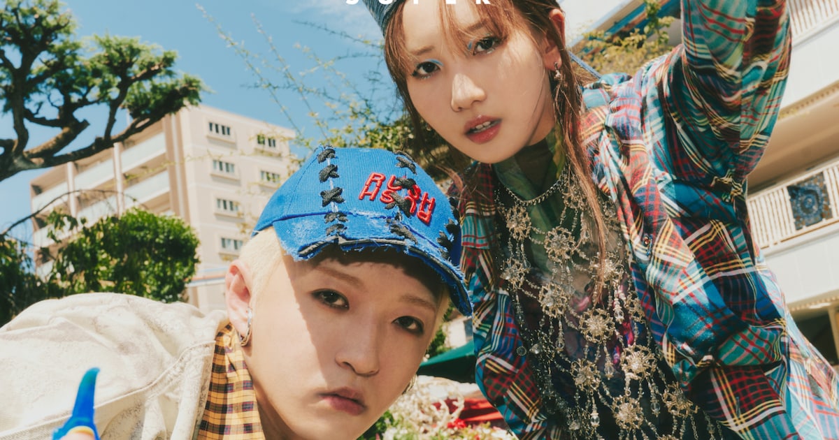 YOASOBIの5周年記念本は写真集のような仕上がり、銀座で無料の展覧会も（本人コメントあり） - 音楽ナタリー