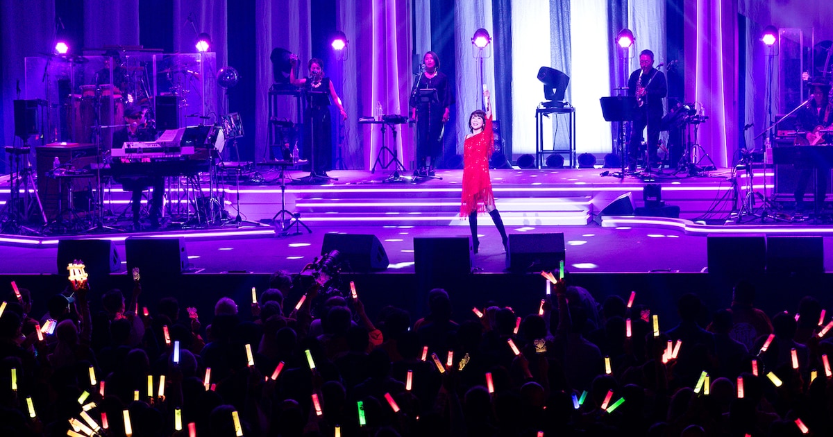 「伊藤 蘭 ～Over the Moon～ コンサートツアー 2024-2025」東京ガーデンシアター公演の様子。（撮影：近藤みどり） [画像 ...