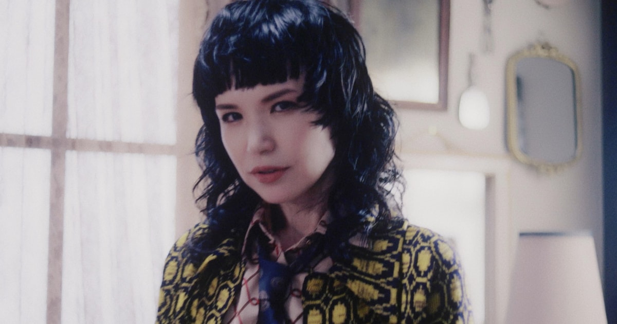 SuperflyがSUPER BEAVER「人として」カバーのMV公開、鏡の中の自分に向かって力強く歌唱（動画あり） - 音楽ナタリー