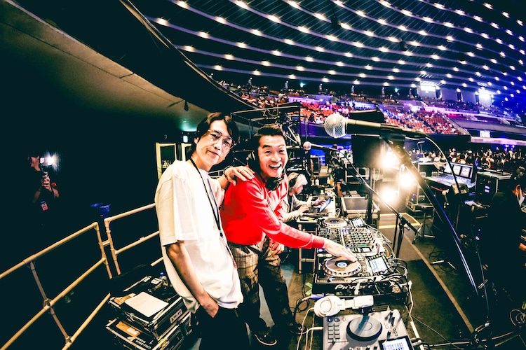 DJの様子。 - アジカン、10-FEET、Perfume、羊文学が出演 大阪ライブイベントの音源をFM802でOA [画像ギャラリー 47/47] - 音楽ナタリー