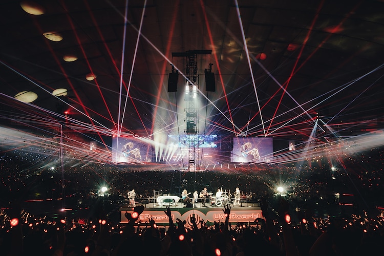 「UVERworld LIVE "EPIPHANY" at TOKYO DOME」の様子。 - UVERworld、5年半ぶりの東京ドーム公演2DAYSで9万2000人動員 [画像ギャラリー ...
