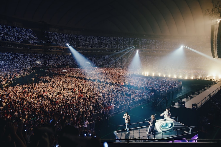 「UVERworld LIVE "EPIPHANY" at TOKYO DOME」の様子。 - UVERworld、5年半ぶりの東京ドーム公演 ...
