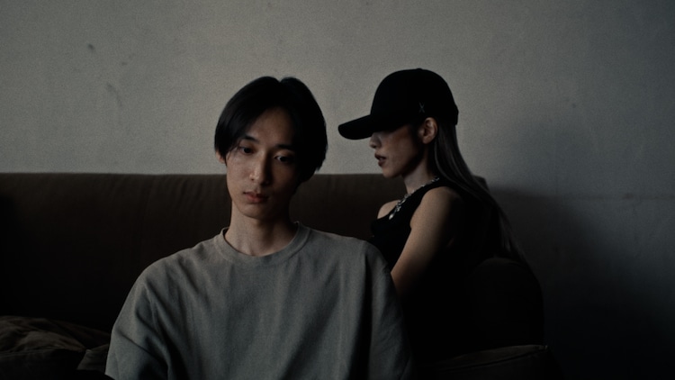 Arche「addicted」ミュージックビデオより。 - Arche、本日発売1stアルバムからリード曲「addicted」MV公開 [画像・動画ギャラリー 1/7] - 音楽ナタリー