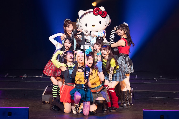 Girls2とDJ Hello Kitty。 - Girls2がゴリエと「♡桃色片想い♡」披露、6周年記念ライブで決意表明 [画像ギャラリー 3/18] - 音楽ナタリー