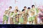 なにわ男子が新しい世界を目指して冒険の旅へ、伝統のフライング取り入れた王道ライブで魅せる