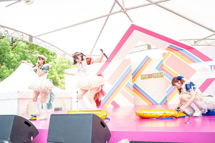 バルーンを膨らませるTask have Fun。 - 「TIF」今年も開幕！限定復活アイドリング!!!は朝日奈央、菊地亜美ら13名がステージへ [画像ギャラリー 16/33] - 音楽ナタリー