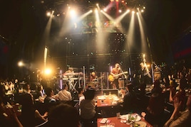 マカロニえんぴつがナノ・ユニバースで正装し、“細かいきめと奥行き”見せたビルボード公演