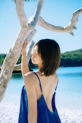日向坂46富田鈴花、発売中の写真集より未公開ポストカードとパネル展示カットを公開