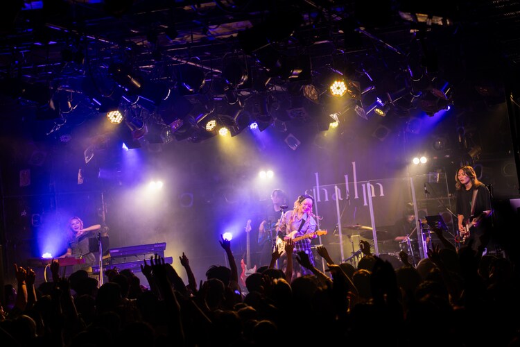 「shallm 1st LIVE TOUR 2025 一揆」の様子。（撮影：飛鳥井里奈） - shallmがSpotify O-EASTでワンマン、ファンクラブ発足＆教会ライブも発表 [画像 ...