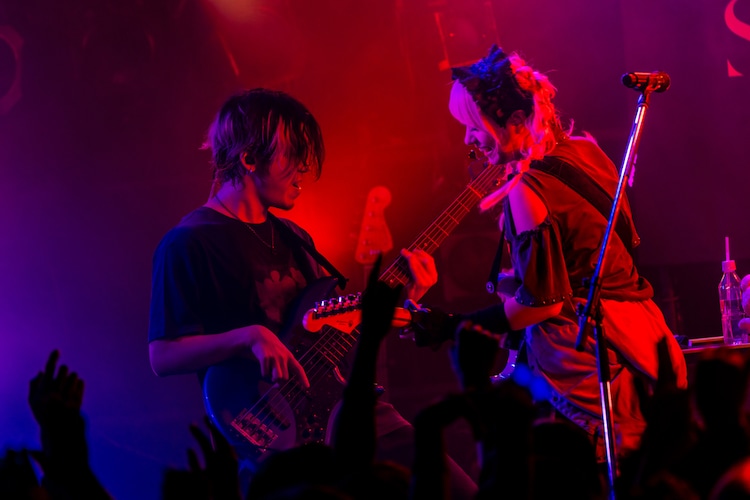 「shallm 1st LIVE TOUR 2025 一揆」の様子。（撮影：飛鳥井里奈） - shallmがSpotify O-EASTでワンマン、ファンクラブ発足＆教会ライブも発表 [画像 ...