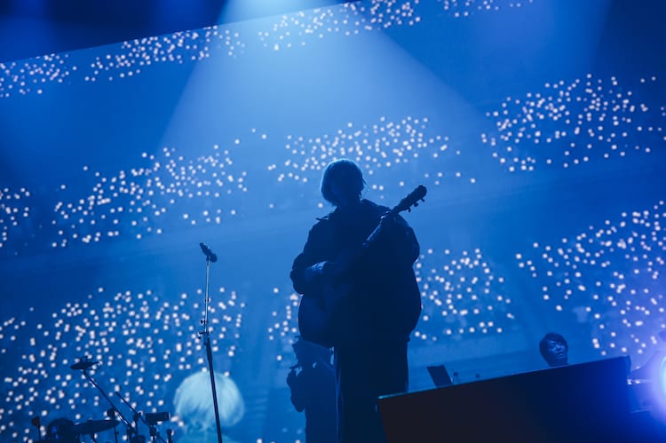 アコースティックギターを弾くEve。（Photo by Takeshi Yao） - Eve「Under Blue」ツアー閉幕、Kアリーナで ...