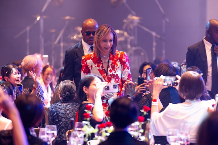 客席を練り歩くYOSHIKI。 - YOSHIKIディナーショー完全燃焼、PATAと一緒に「Rusty Nail」演奏 [画像ギャラリー 3/7] - 音楽ナタリー