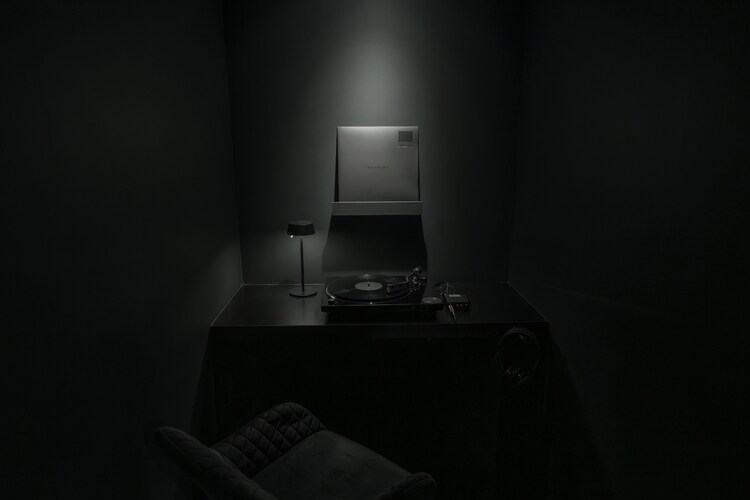 「BLACK RECORDS」地下1階の特別試聴室の様子。 - 真っ黒なレコードショップはBMSGがオープンさせた、代表SKY-HIがコメント [画像ギャラリー 4/6] - 音楽ナタリー