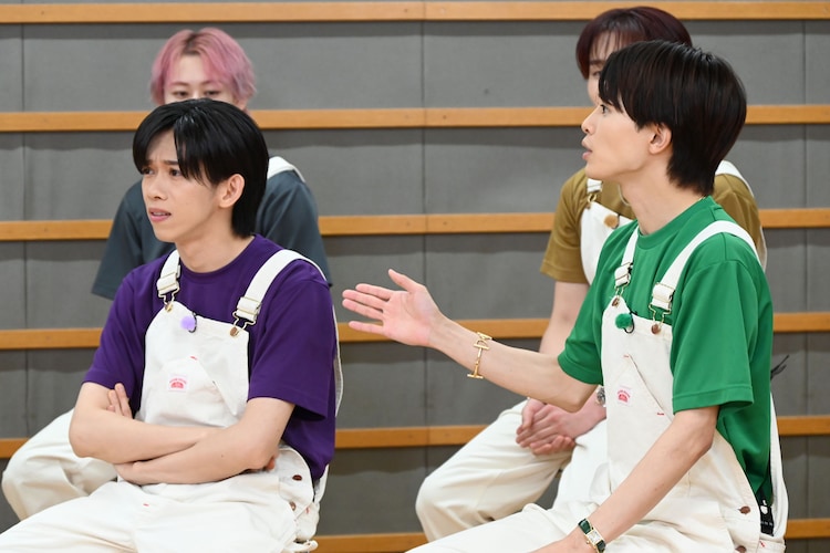 リョウガ（左）のことを話すタクヤ（右）。 - “超特急大辞典”ついに完成なるか？「トレタリ」最新話でリベンジ、ユーキは「ジュークボックス」にリョウガ召喚 [画像ギャラリー 2/33] - 音楽ナタリー